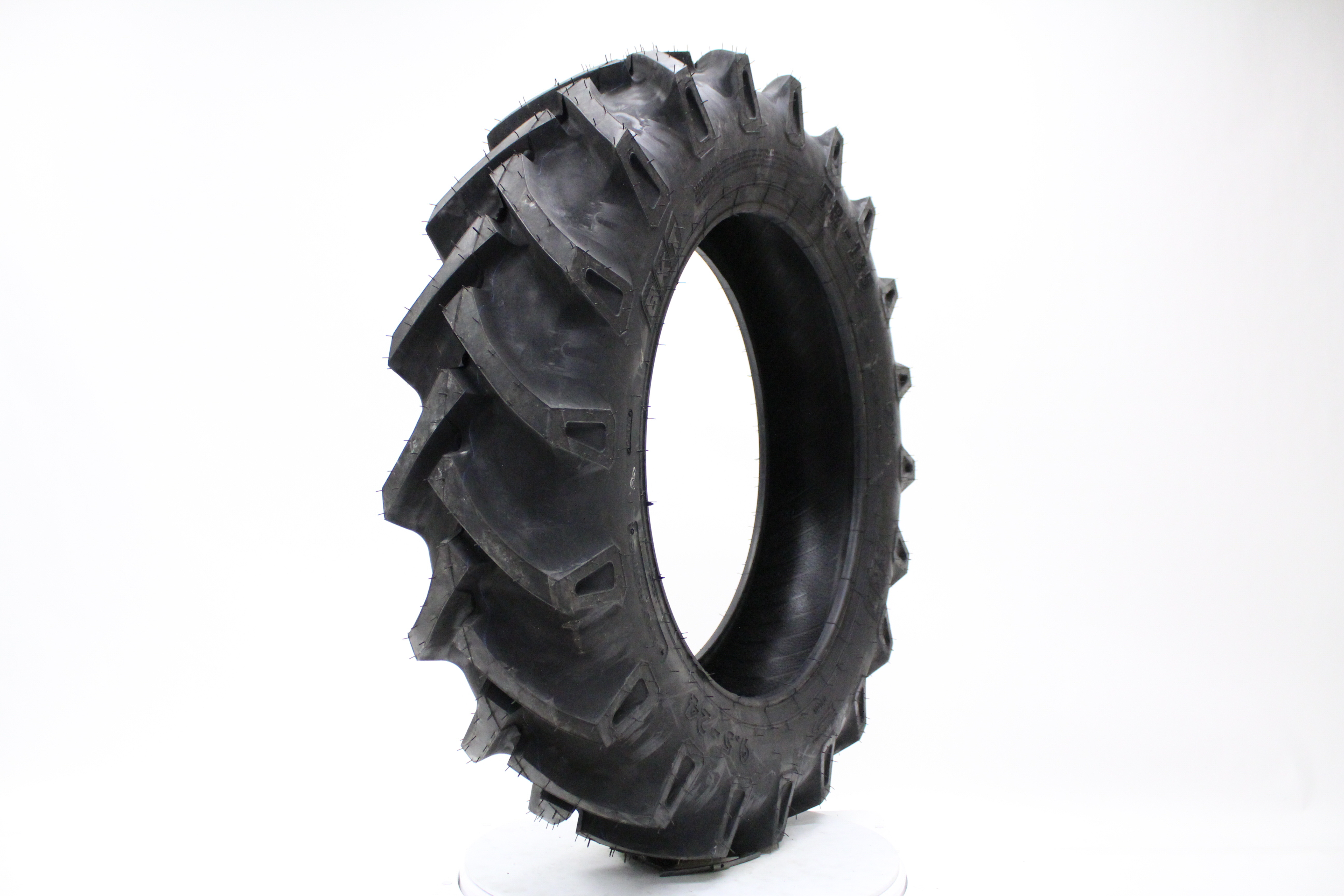 BKT TR 135 R-1 R24 112A6 94004669 | Autoplicity