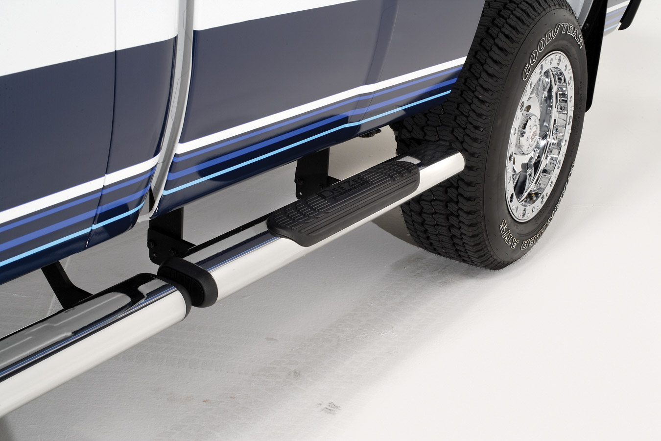 Dee Zee DZ17132 Truck Cab Side Step | Autoplicity